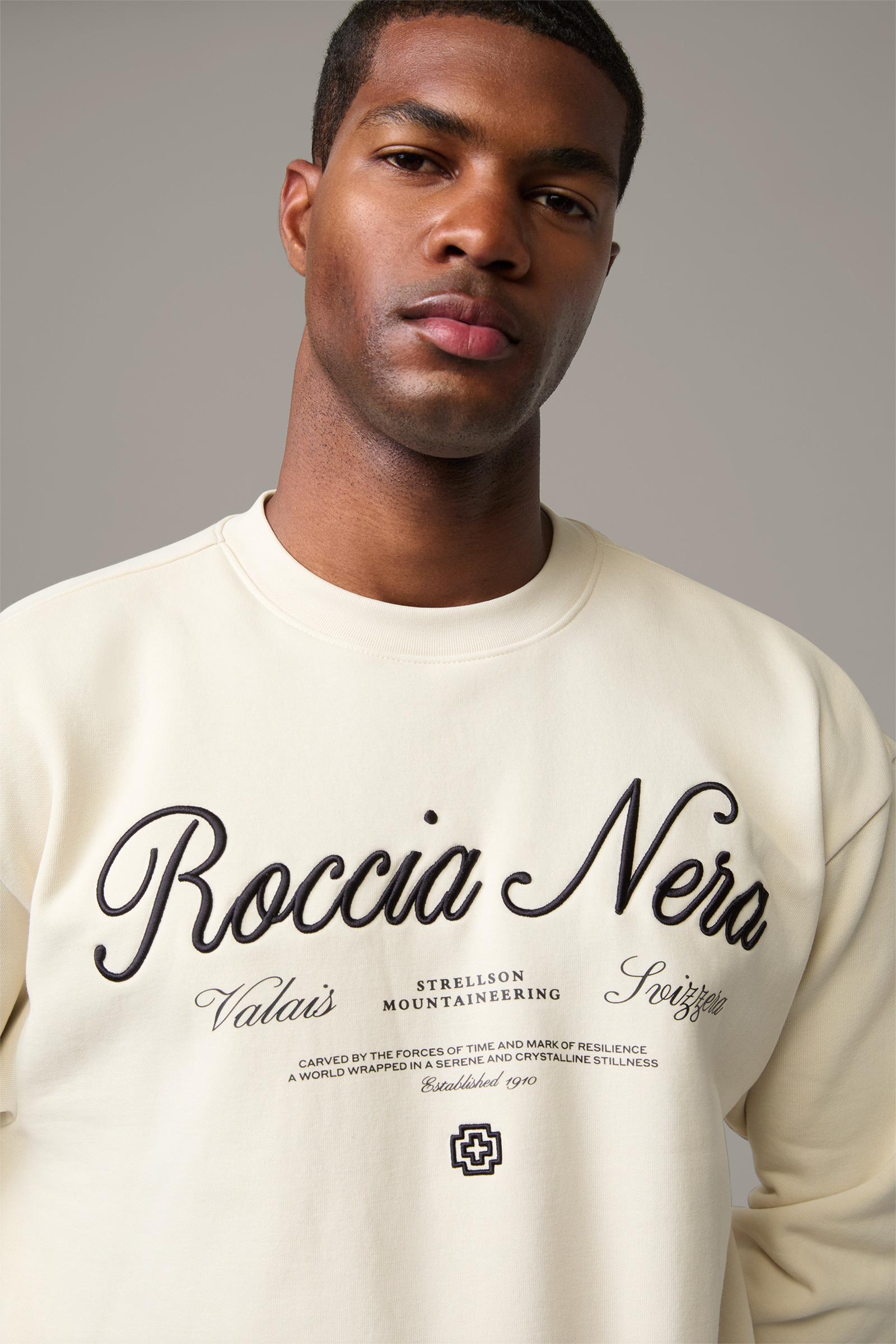 Discover all looks from Strellson in the online shop.